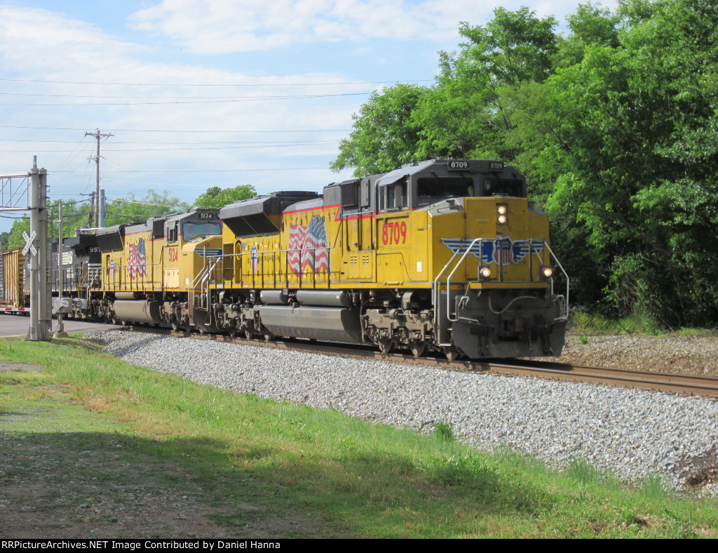 UP 8709 leads NS 16Z